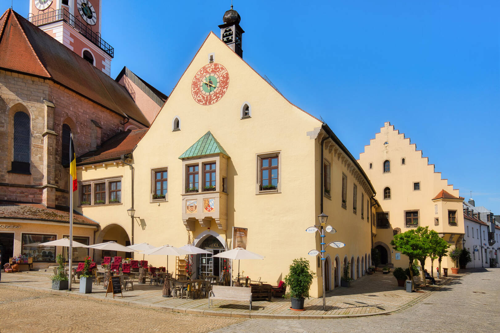 Rathaus - Gebäude und Brunnen - Sehenswürdigkeiten - Die Stadt - Stadt Cham Rathaus - Gebäude und Brunnen - Sehenswürdigkeiten - Die Stadt - Stadt Cham